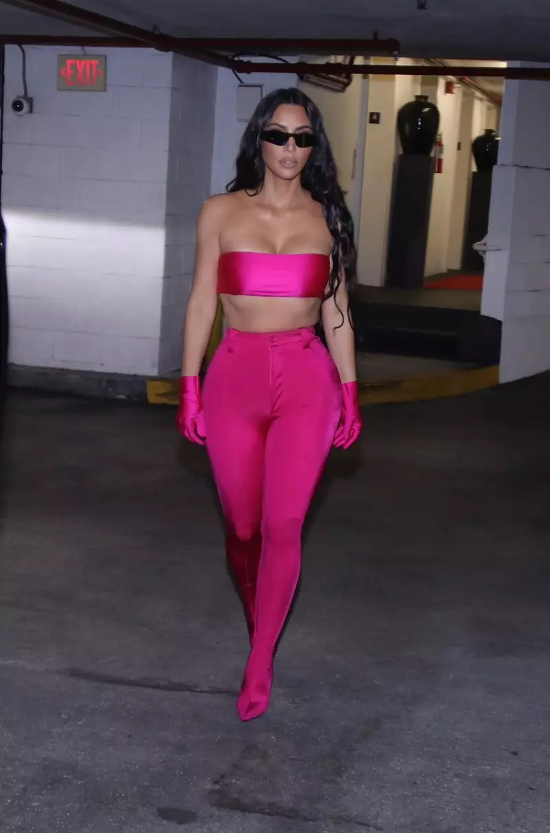 Kim Kardashian bốc lửa trong chiếc áo crop top màu hồng nóng bỏng, quần bó sát da tại bữa tiệc ra mắt Skims Miami