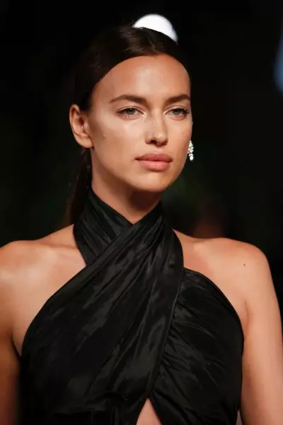 Irina Shayk fekete ruhát visel egy rendezvényen