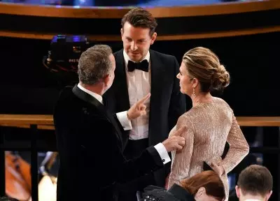 Bradley Cooper dia 'namakivaky ny efitranony' tamin'ny alina Oscars: 'Toy ny andriamby' izy.