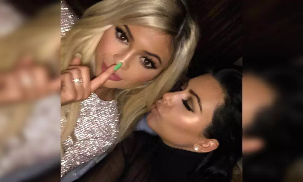 Kim Kardashian se burla del bulto de bebé de Kylie Jenner en Snapchat