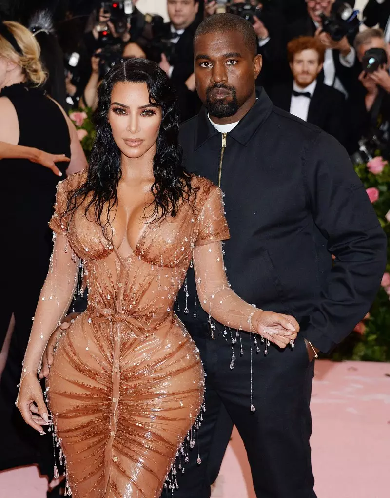 ពេលវេលាទំនាក់ទំនង Kim Kardashian Kanye