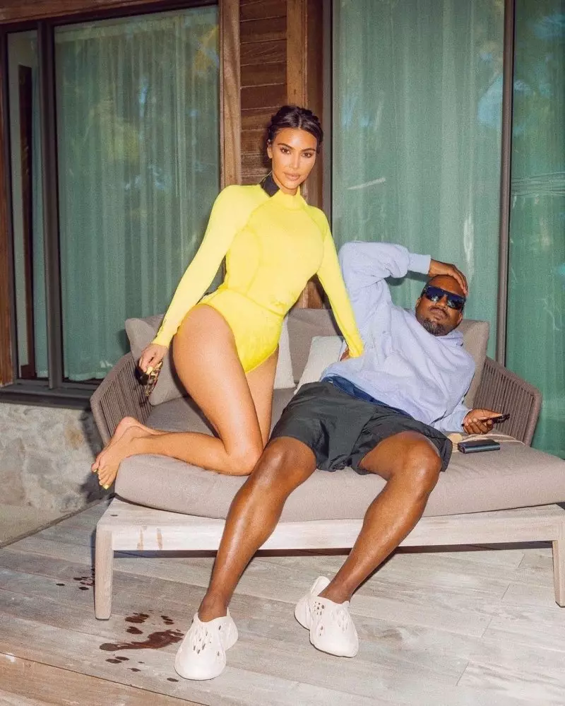 Kim Kardashian o Behile Litšoantšo le Kanye West Har'a Li-Rumors tsa Letsatsi la tsoalo