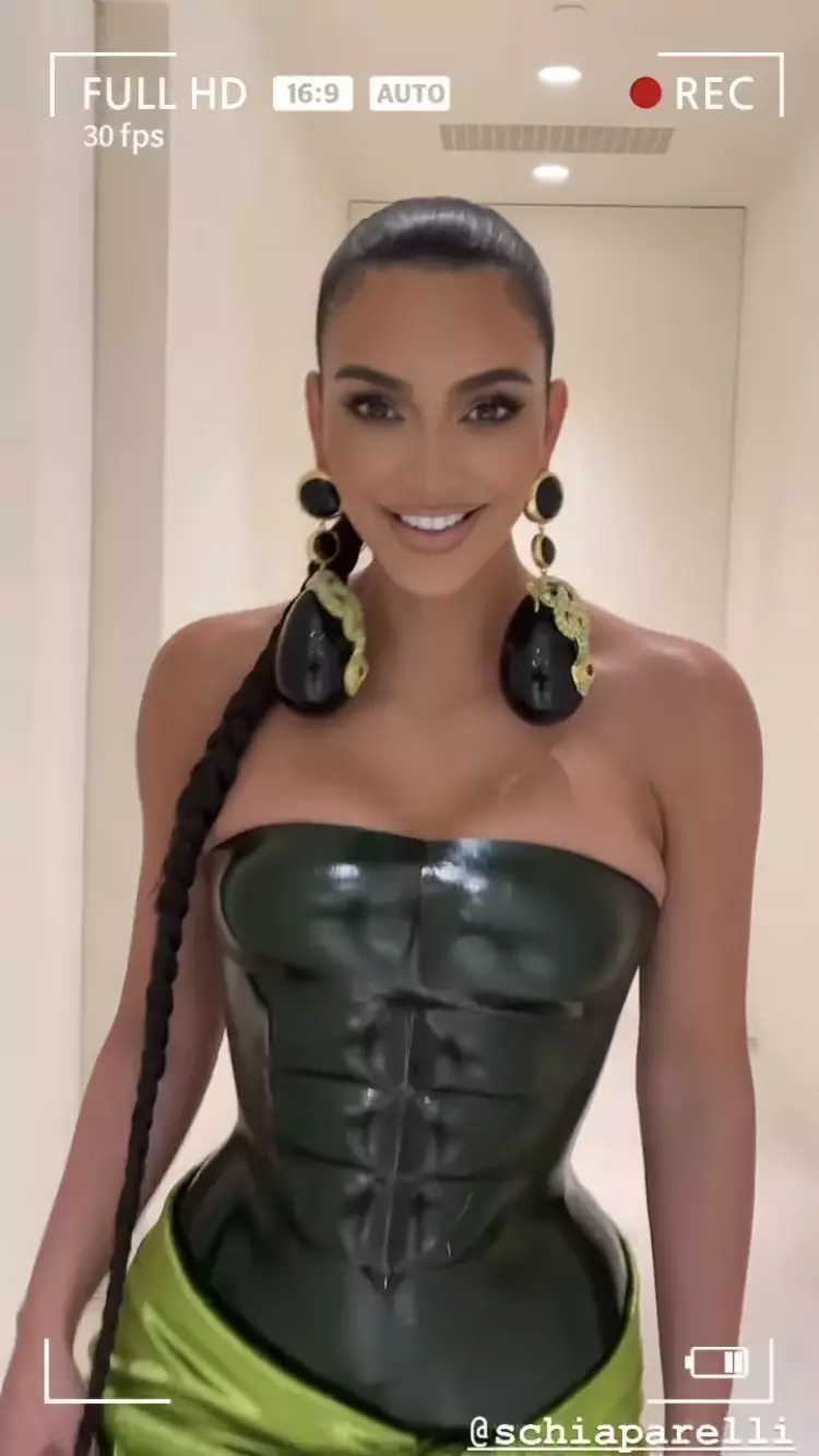 kim-kardashian-kerstoutfit-2020