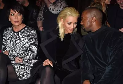 Kris Jenner lítur á Kim Kardashian með Kanye West