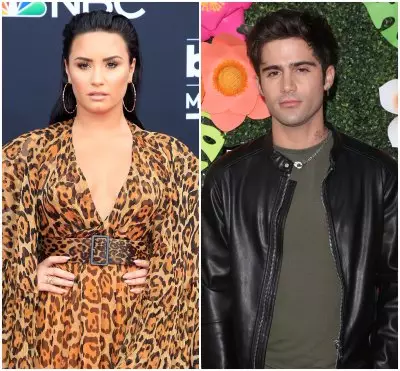 Demi Lovato bærer kjole med gepardtrykt og bøyleøredobber med hår som er glatt tilbake i delt bilde med Max Ehrich i grønn t-skjorte og skinnjakke