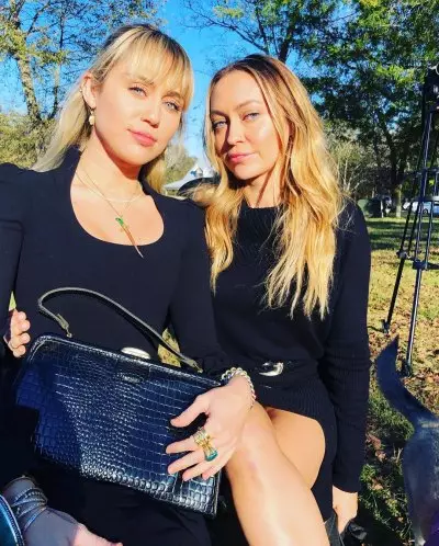 Miley Cyrus s Brandi Cyrus na svatbě v Tennessee