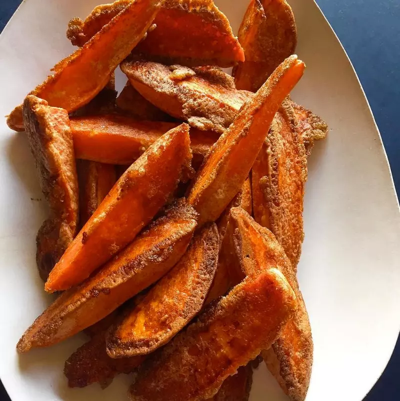 Chrissy-Teigen-Sweet-potato-wedges-nov-2016