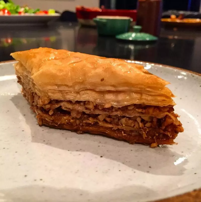 Chrissy-Teigen-Baklava-Dez-2015