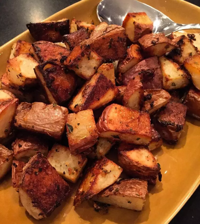 Chrissy-Teigen-Crispy-thyme-and-garlic-potatoes-ธันวาคม 2015