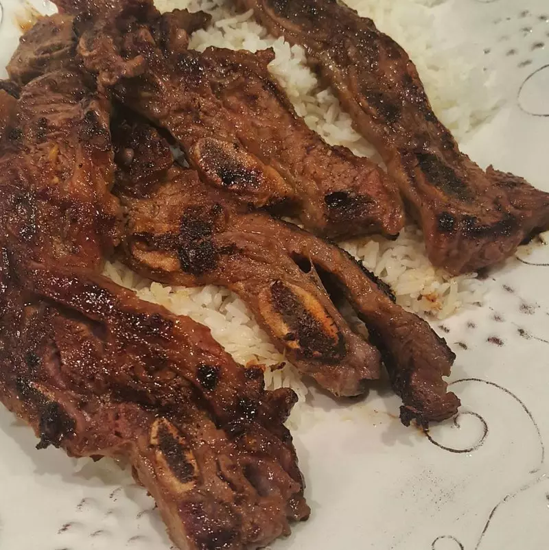 Chrissy-Teigen-Korean-daging-kalbi-april-2016