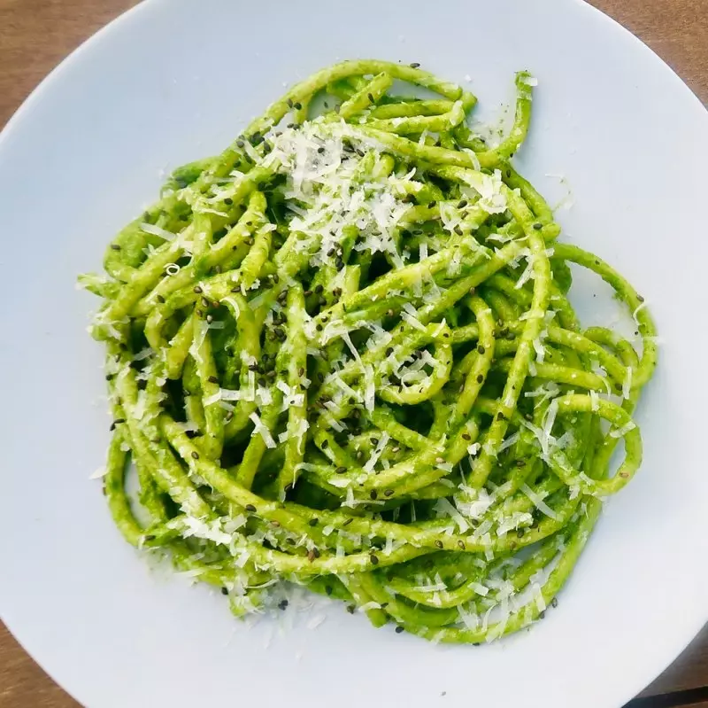 Chrissy-Teigen-pesto-spaghetti-march-28