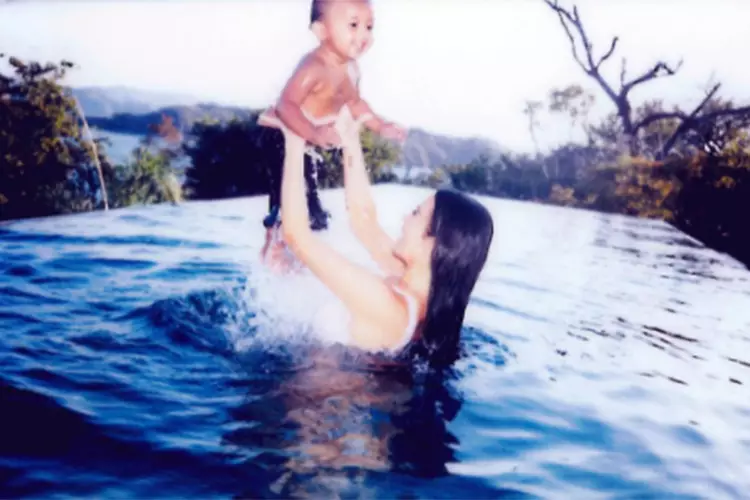 Kim Kardashian Anashiriki Picha ya Adorable Throwback ya Watoto Wake Wawili Kaskazini na Saint West — Plus Saint's Cutest Pics! - Katika Touch Wiki