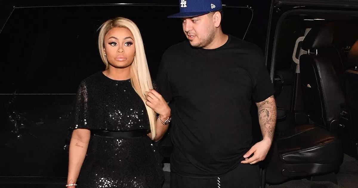 Rob Kardashian obsodil svojo "odvratno" družino po izidu emojijev "Slap" Blac Chyne - In Touch Weekly