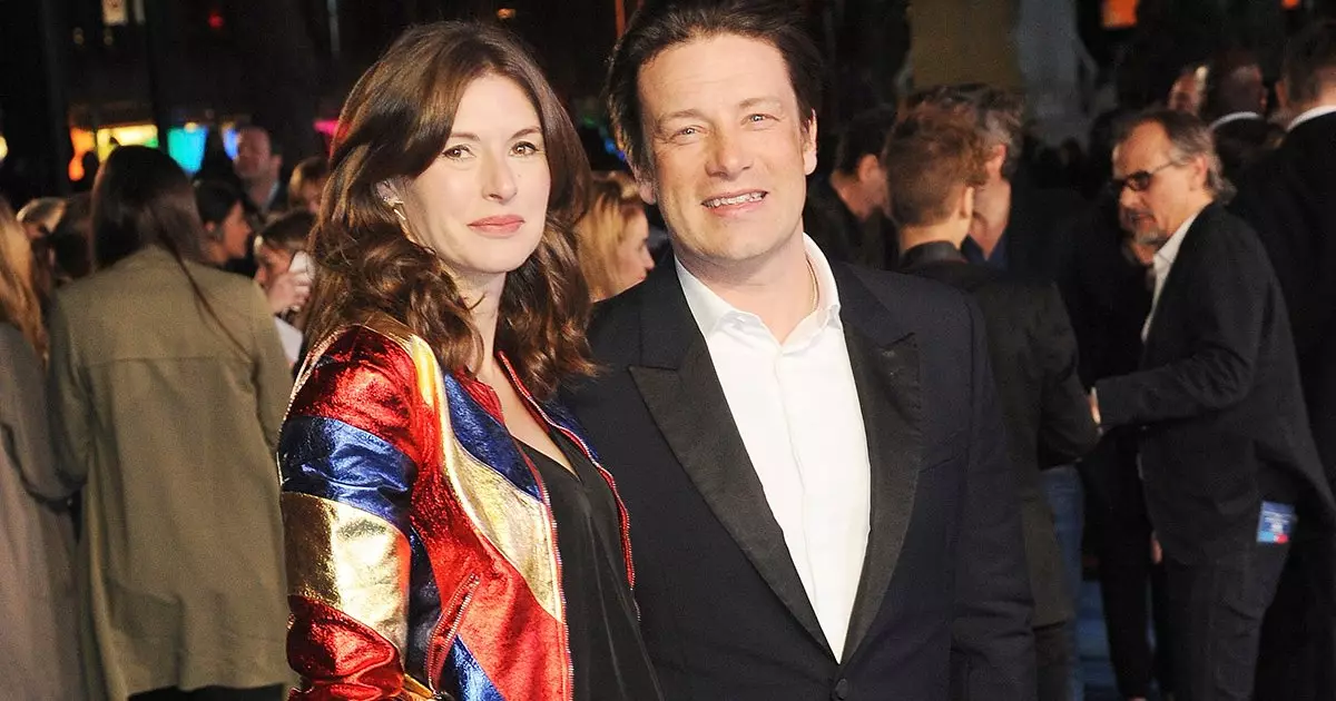 Jamie Oliver Jiżvela l-Isem tat-tarbija Nru 5 ma' Jools Oliver — Ara t-Tħabbira Adorable - In Touch Weekly