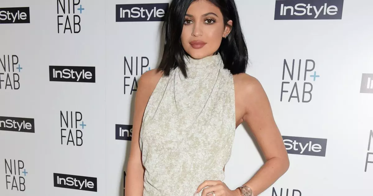 Kylie Jenner Adayala Tsitsi Lake Amanda Bynes-Blue Pa Nthawi Ya Coachella - In Touch Weekly