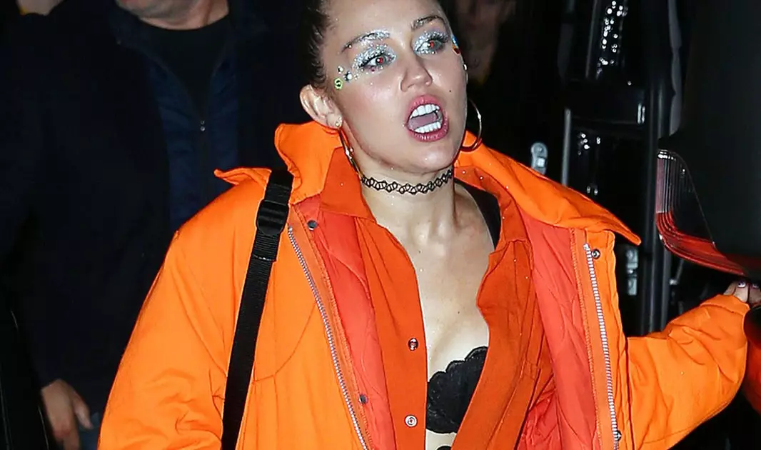 La Rilato de Miley Cyrus kaj Liam Hemsworth Apenaŭ Pendas, Sed Ŝi estas Timigita de Esti Forĵetita! - En Tuŝo Semajna