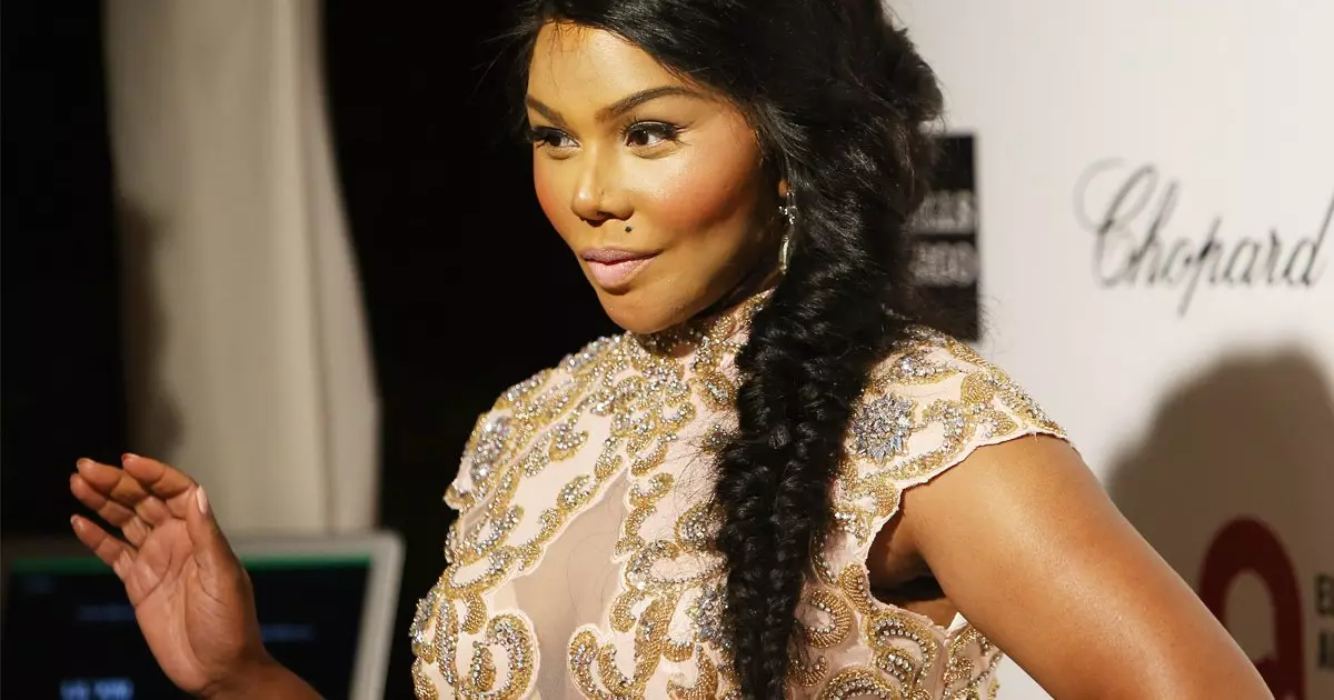 Lil‘ Kim wehrt sich gegen Behauptungen, sie habe Po-Implantate bekommen – In Touch Weekly