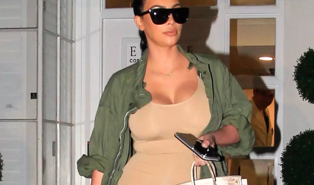 Nid oes gan Kim Kardashian Amser ar gyfer Trydar, Mae'n dweud Ei bod hi'n "Brysur i Arian Parod" Ei Gwiriad $ 80 Miliwn! - Wythnosol Mewn Cysylltiad