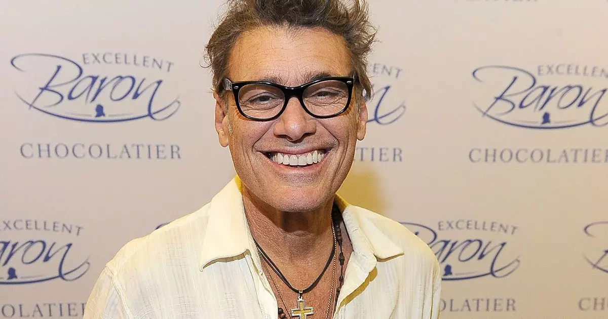 EXCLUSIF: Steven Bauer, star de "Ray Donovan", parle de la différence d'âge de près de 40 ans avec sa petite amie Lyda Loudon - In Touch Weekly