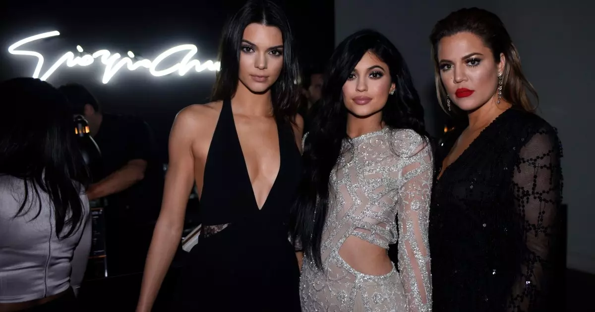 Khloé Kardashian, Kendall et Kylie Jenner se déguisent pour une tournée en bus sous couverture