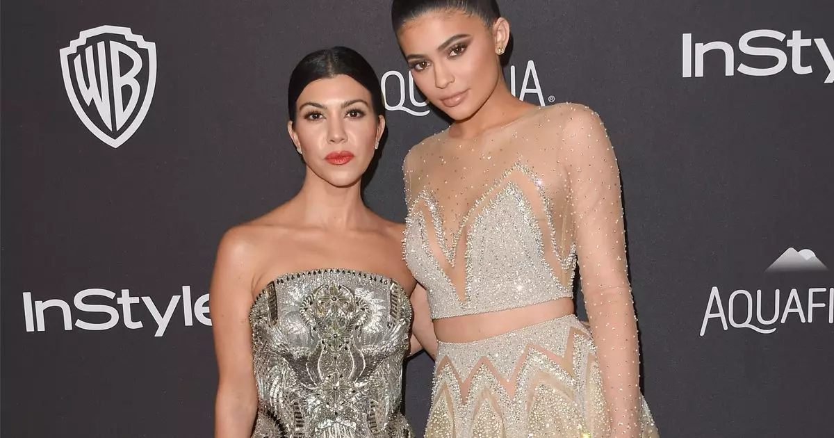 Kylie Jenner eta Kourtney Kardashian-ek koloretako kontaktuekin pertsona desberdinak dirudite - Ikusi eraldaketa harrigarria - In Touch Weekly