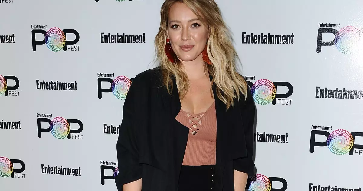 Hilary Duff Mike Comrie-ren dibortzio osteko laguna izaten jarraitzen du: "Modu maitasunez bereizi ginen" - In Touch Weekly