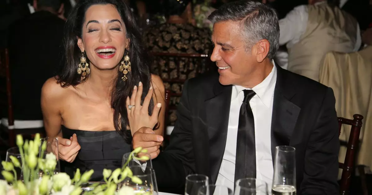 Den George Clooney brécht d'Gebuert vu sengen Zwillinge kucken