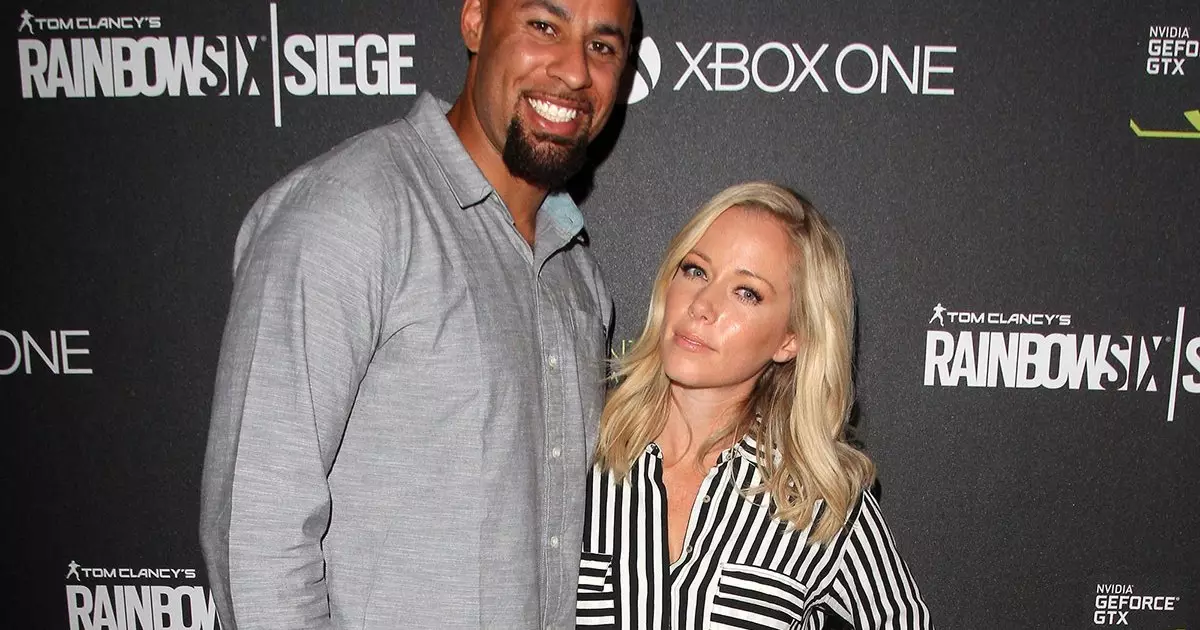 Kendra Wilkinson පවසන්නේ ඇය ඔවුන්ගේ නත්තල් ගස ඉදිරිපිට Hank Baskett සමඟ ලිංගිකව එක් වූ බවයි