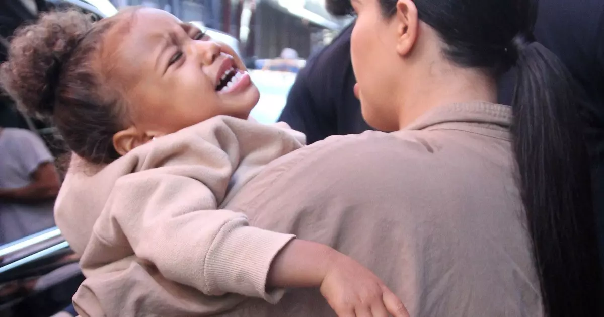 Kanye West na Kim Kardashian Washauriana na Mtaalamu wa Tiba ya Familia Kuhusiana na Milio ya Kaskazini (RIPOTI) - In Touch Weekly