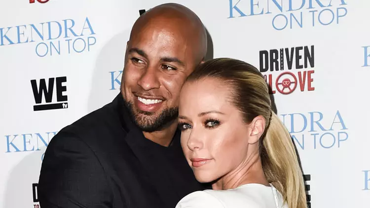 O matrimonio de Kendra Wilkinson e Hank Baskett remata catro anos despois dunha relación transexual