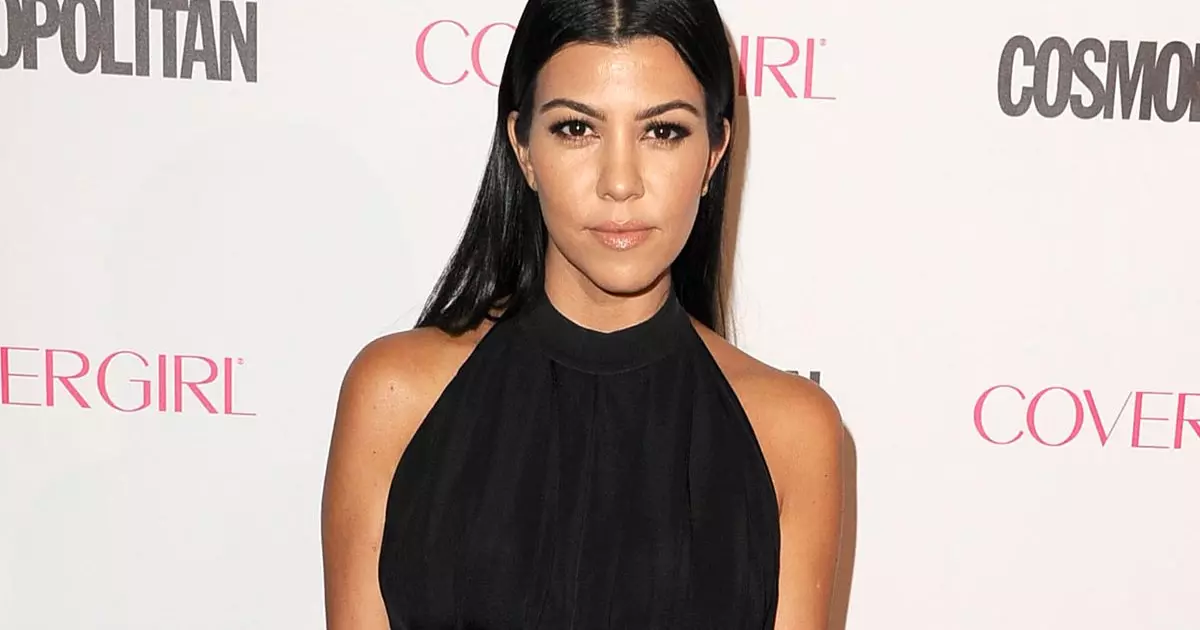 Kourtney Kardashian je nekada bila dio "Itty Bitty Titty Committee", ALI više ne — pogledajte sliku prije sisa! - In Touch Weekly