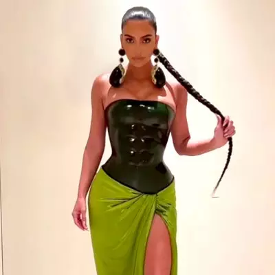 O tagata fiafia na matua faʻafefeteina Kim Kardashian's Green Christmas Look: 'She the Hulk'