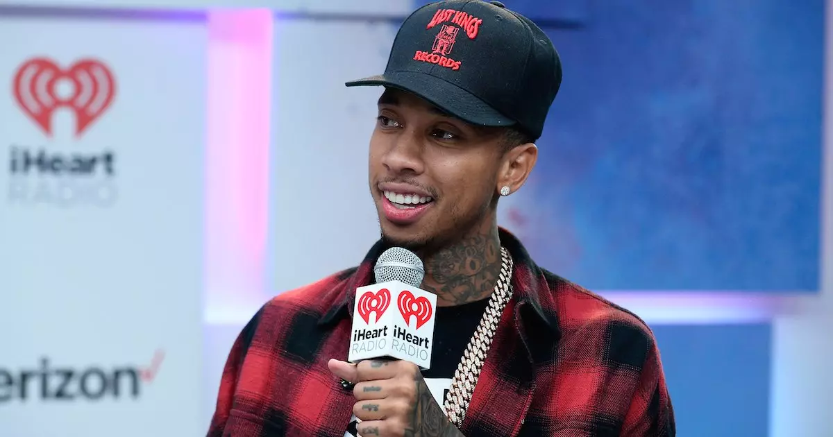 Tyga se transseksuele modelvriendin Mia Isabella wys haar agterkant