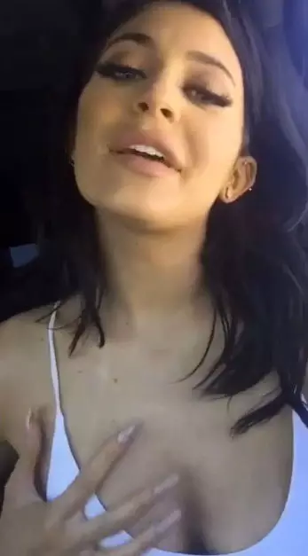 kylie-jenner-snapchat-tocando-tetas