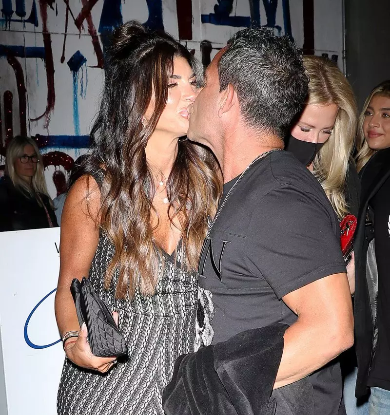 Teresa Giudice Frunce El Beso De Cumpleaños Novio Luis Ruelas