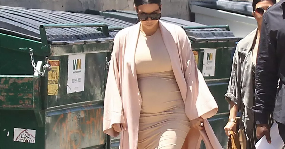 Kim Kardashian Flaunts Huge Baby Bump Muri New Selfie