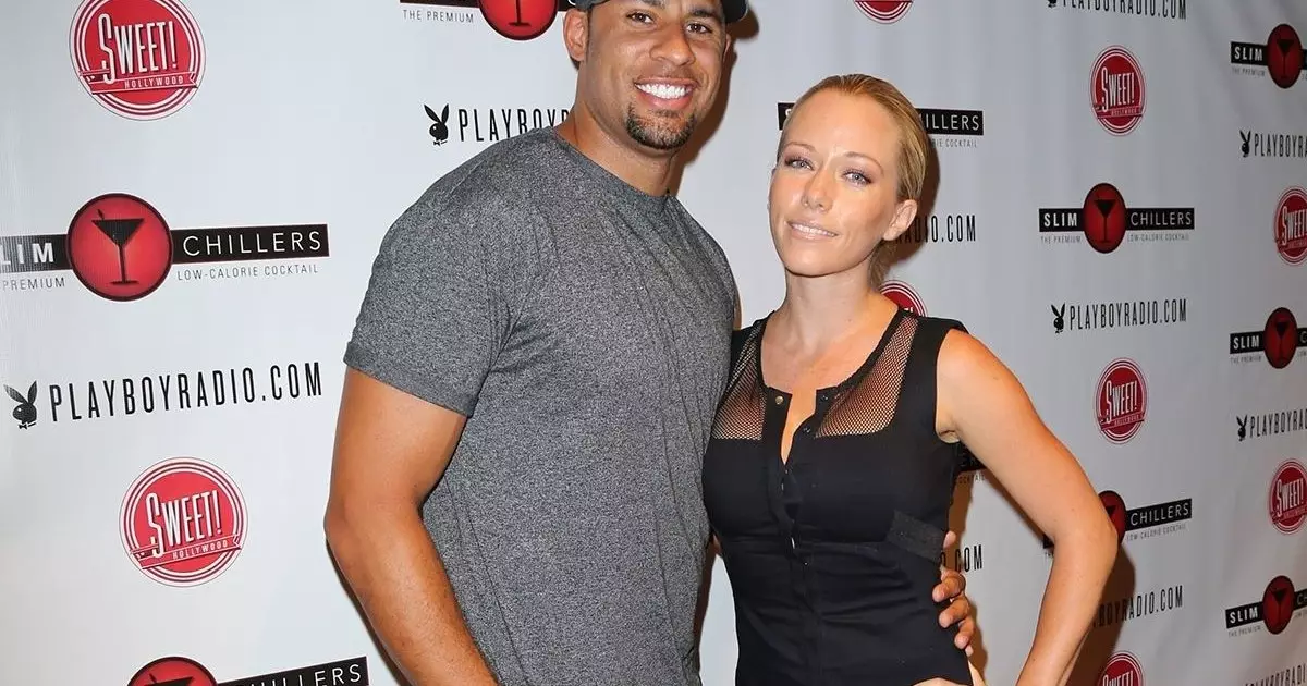 Kendra Wilkinson het tot trane geraak nadat hy Hank Baskett op sy sterfbed gesien het - In Touch Weekly