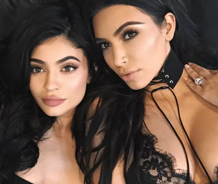 O le maʻitaga Kim Kardashian ma Kylie Jenner e toetoe lava o le tagata lava e tasi - o taimi ia e 7 na latou faʻamaonia ai! - In Touch Weekly