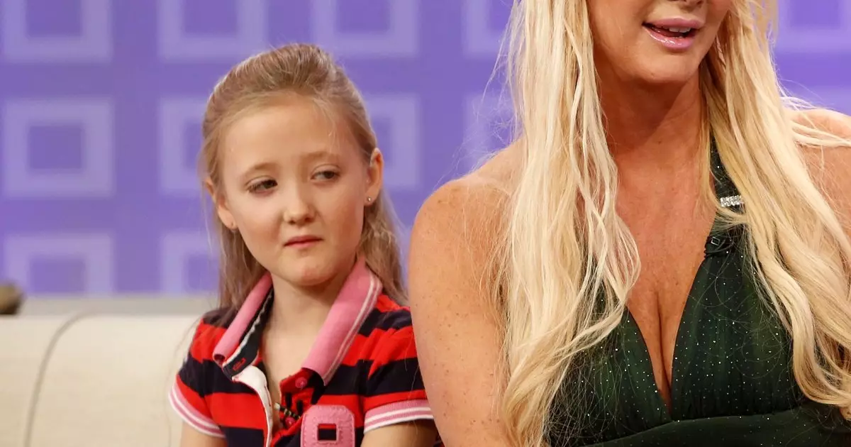 Sarah "Human Barbie" Burge le da cupones de cirugía plástica a su hija de 10 años - In Touch Weekly