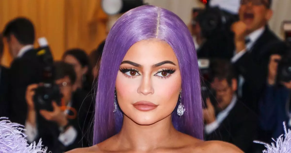 Kylie Jenner ọ nwetara ọrụ Boob? Hụ Foto dị n'ihu na mgbe emechara!