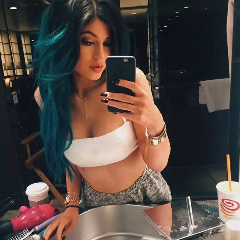 kylie-jenner-boob-job-opstoot-bra