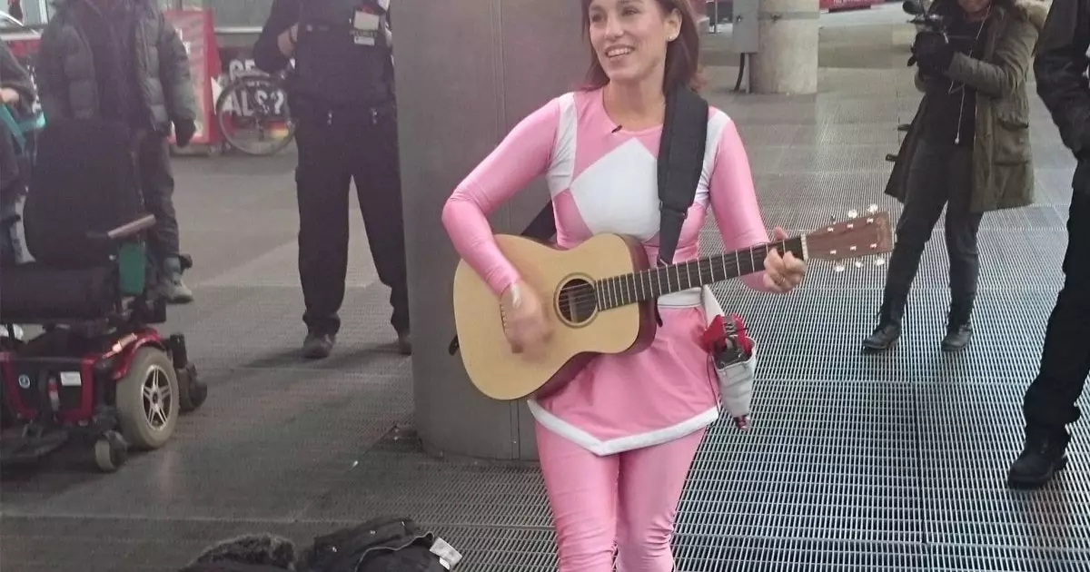 Amy Jo Johnson - alias den Original Pink Power Ranger - Busking an hirem populäre Kostüm! Fannt eraus Firwat! - In Touch Weekly