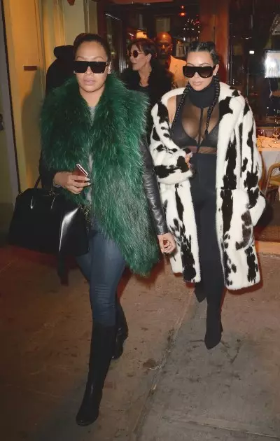 Kim Kardashian Akapfeka Huge Black uye White jasi NaLa La Antony muGreen Jacket