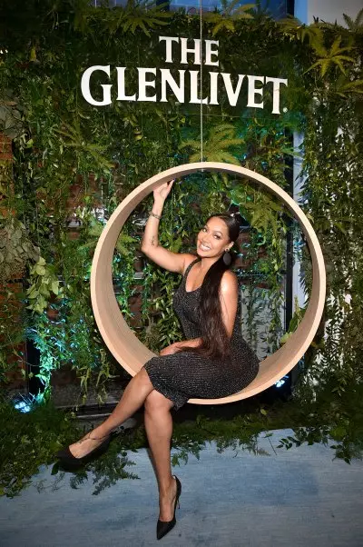 لا لا أنتوني ترتدي فستانًا أسود في متجر Glenlivet Pop Up Shop