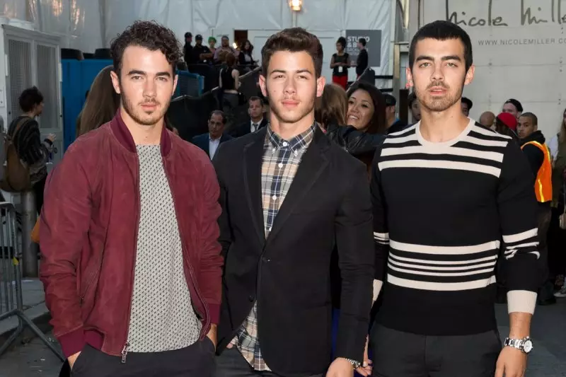 joe-jonas-jonas-deartháireacha-nick-kevin