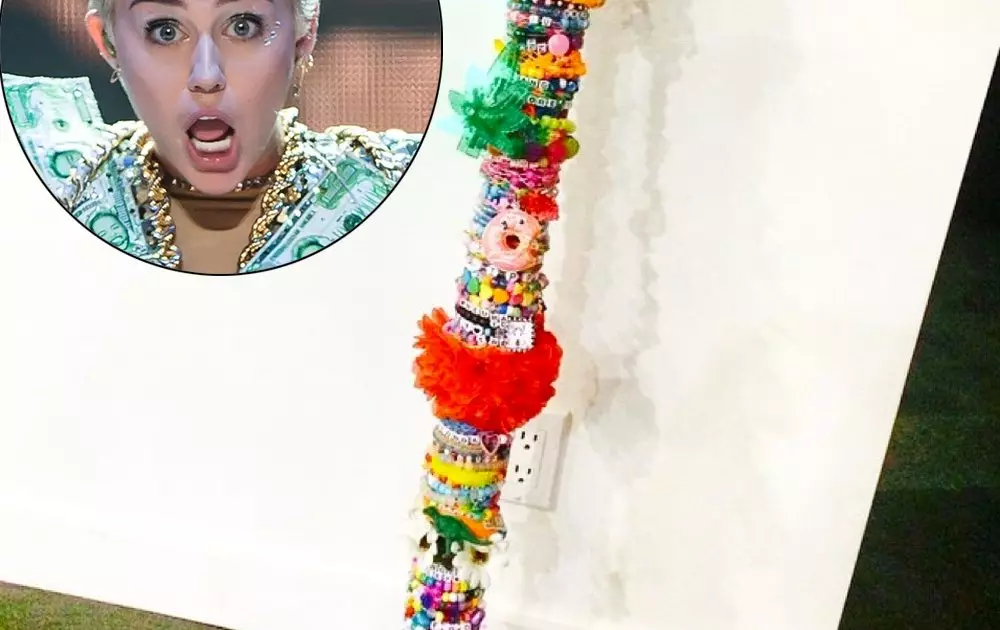 Miley Cyrus Membina Bong Setinggi 5 Kaki, Penggetar Hiasan Kerana ~*~Seni~*~ - Sehubungan Mingguan