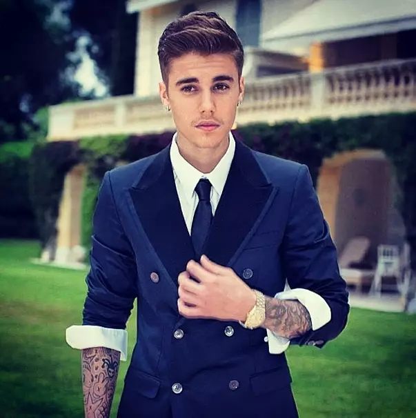 Gihulog ni Justin Bieber ang $54K sa amfAR Gala - In Touch Weekly