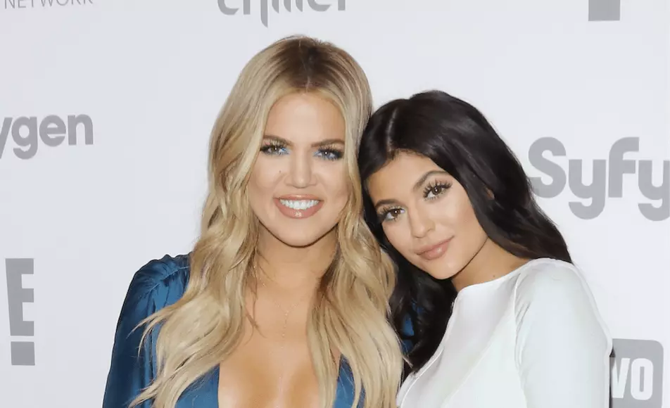 Kylie Jenner û Khloé Kardashian Li ser Instagramê Piçûk Xiristiyan Dikin!