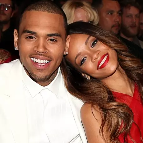 Rihanna frape Chris Brown nan Tweet fache apre li di chante yo pral sou nouvo album li - In Touch Weekly