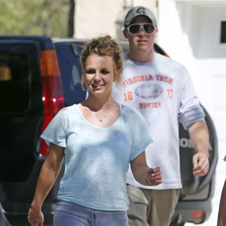EXCLUSIVE: Nouvo konpayon Britney Spears la, David Lucado, se yon "Vrè mesye Sid" di fanmi li ak zanmi l - In Touch chak semèn.